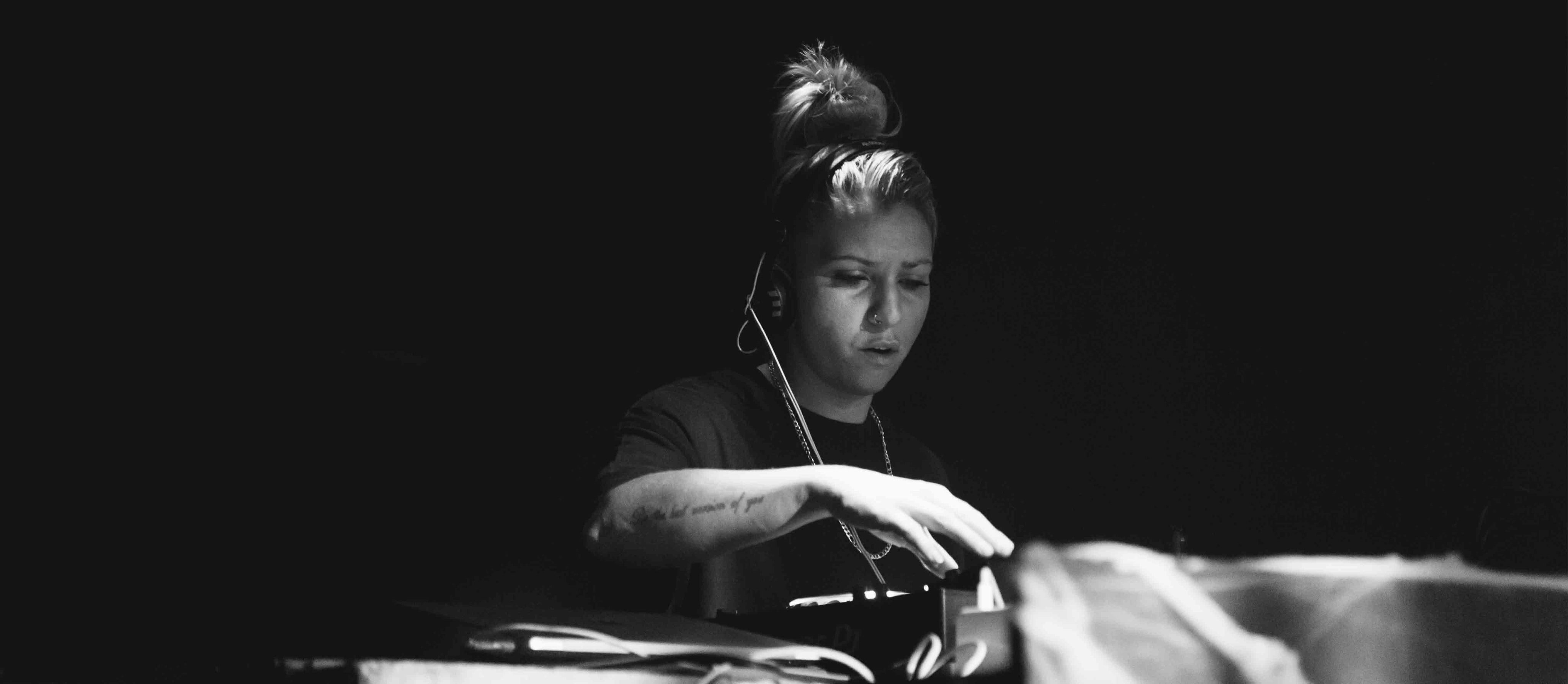 Conoce a Jade, administradora de instalaciones de día y DJ de noche ...